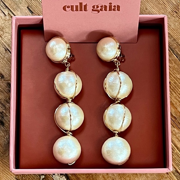 cult gaia | Jewelry | Hp Nwt Cult Gaia Giga Pearl Statement Earrings ...